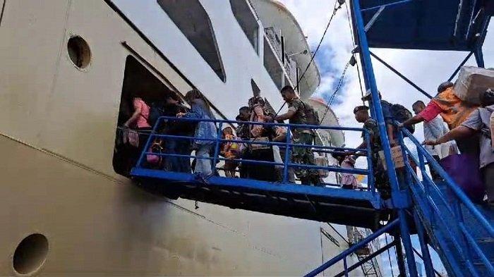 Penumpang Arus Balik Lebaran 2024 di Pelabuhan Murhum Baubau Sulawesi Tenggara Mulai Padat ...