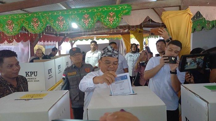Pj Gubernur Sultra Nyoblos Pemilu 2024 di TPS 16 Mandonga Ditemani ...