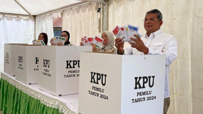 Pj Wali Kota Kendari Datangi TPS 23 Bareng Istri dan 2 Anaknya, Sudah Salurkan Hak Suara Pemilu ...