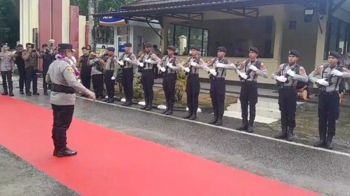 Tradisi Penyambutan Kapolda Baru Brigjen Dwi Irianto di Polda Sultra ...