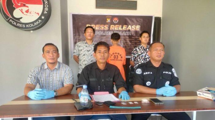 Wanita Tomboy di Kolaka Diduga Pengedar dan Pakai Sabu Lagi Bersantai Depan Rumah Ditangkap ...