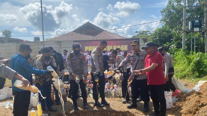 BREAKING NEWS Polresta Kendari Musnahkan 2 Ton Minuman Keras Hasil Operasi Pekat Anoa 2024 ...
