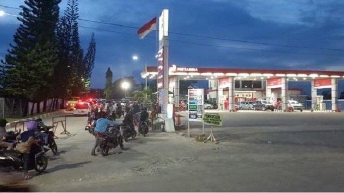 Potret Antrean BBM Pertalite Mengular di SPBU Martandu Anduonohu Kendari Sulawesi Tenggara ...