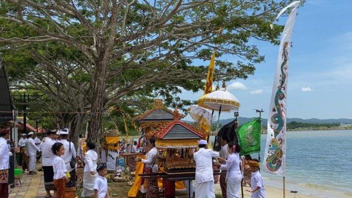 Ratusan Umat Hindu Upacara Melasti di Pantai Nambo Kendari, Sambut Hari ...