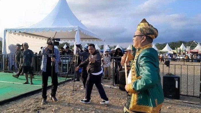 Ruksamin Kenakan Pakaian Adat Muna Saat Saksikan Tari Kolosal Rangkaian ...