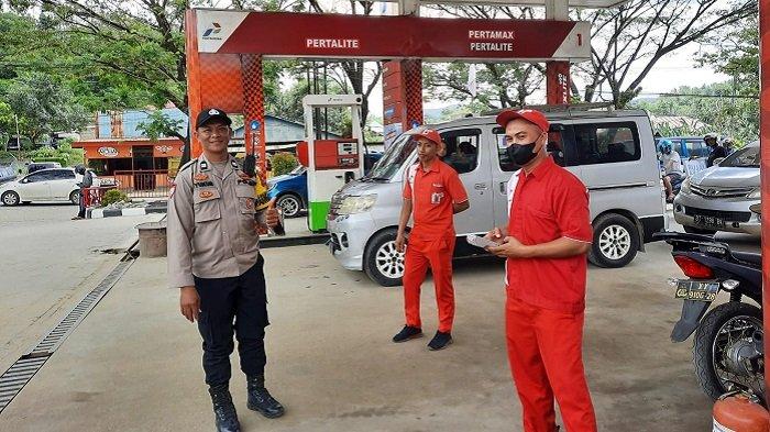 SPBU dan SPBN di Kendari Dijaga Ketat Polisi Antisipasi Antrean Kendaraan Jelang Kenaikan Harga ...