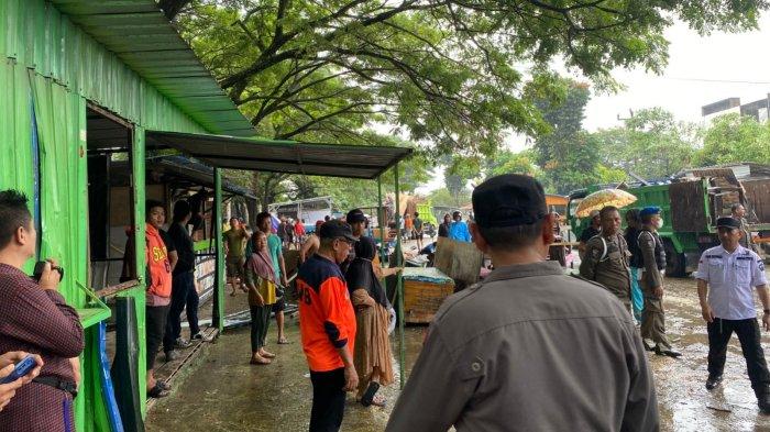 Satpol PP dan Pedagang Bersitegang saat Pembongkaran Lapak Dagangan di ...