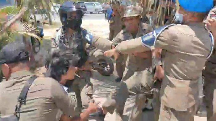 Video Viral Warga Cekcok dengan Satpol PP Saat Lakukan Penertiban RTH ... Video Viral Warga Cekcok dengan Satpol PP Saat Lakukan Penertiban RTH ...