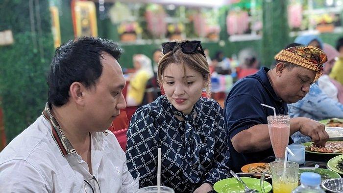 Selebgram Kazakhstan Dayana Terlihat Makan Malam di RM Teluk Kendari, Hadiri Expo Nelayan di ...