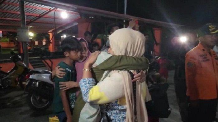 Tangis Haru Keluarga Sambut Penumpang Kapal yang Mati Mesin di Perairan Saponda Konawe Sultra ...