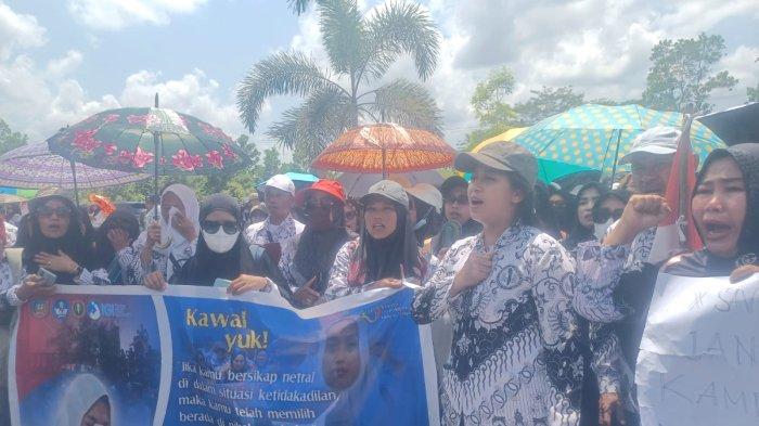 Tangis Ibu Guru Pecah Saat Pembacaan Puisi ‘Supriyani’ di Luar Sidang ...