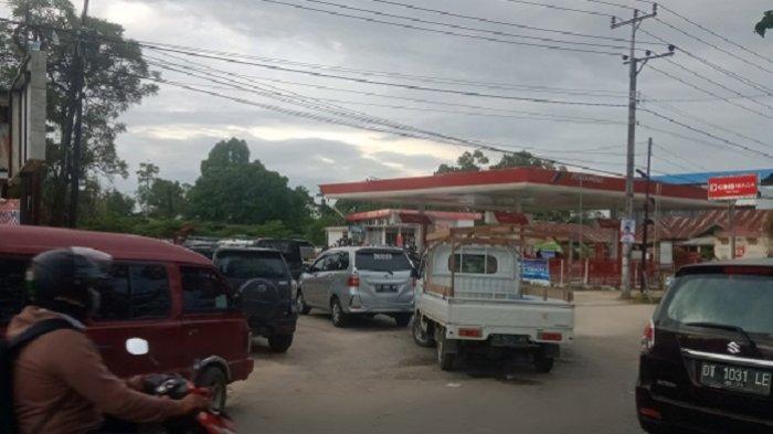 Terjadi Antrean Panjang Kendaraan Pengisian BBM Pertalite Sejumlah SPBU di Kendari Sulawesi ...