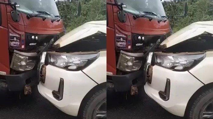 Truk dan Mobil Toyota Hilux Saling Tabrak di Kolaka Timur Sulawesi Tenggara Gegara Jalan Licin ...