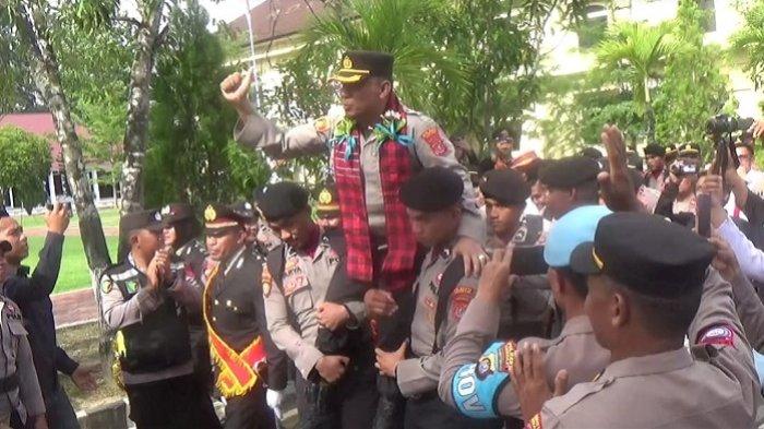 Upacara Pisah Sambut Eks Kapolresta Kendari Kombes Pol Muh Eka Fathurrahman Diwarnai Isak Tangis ...