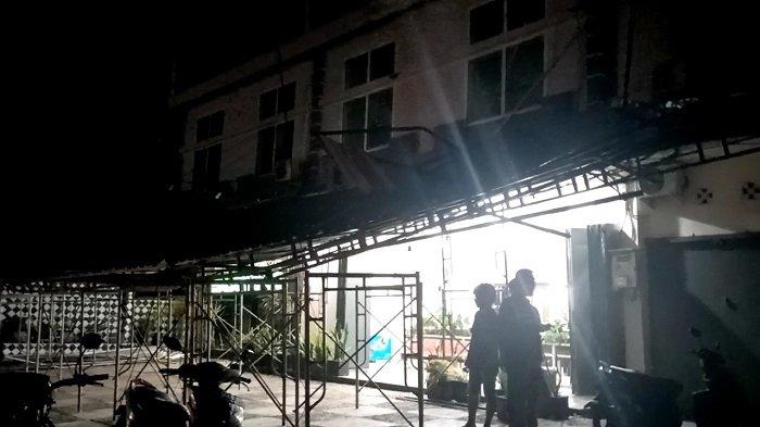 Warga di Kendari Sultra Beraktivitas Pakai Senter Gegara Listrik Padam ...