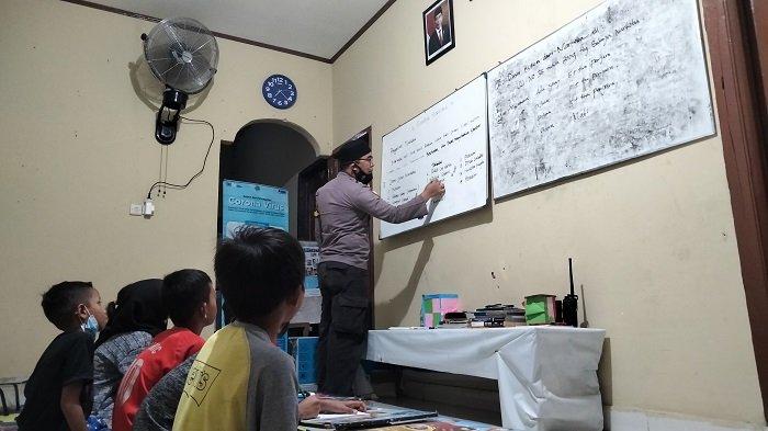 Aipda Madukala Kundoro, Pengajar Anak Jalanan Digelari Polisi Teladan ...