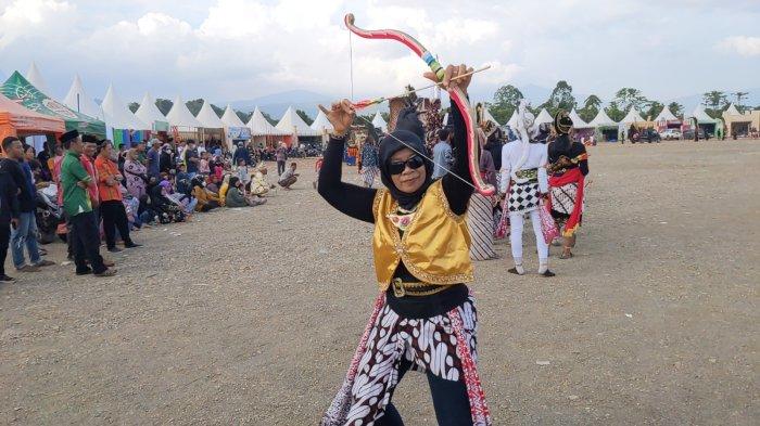 Aksi Wanita Pemanah Tradisional Jogjakarta di HUT ke-17 Konawe Utara ...