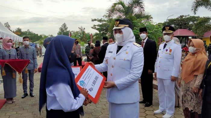HUT ke-190 Kota Kendari, Pemkot Kendari Beri Beasiswa Pendidikan Bagi Siswa SD dan SMP ...