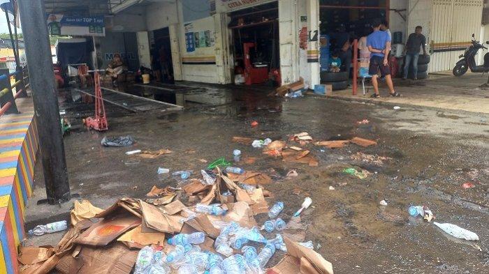 Lantai 2 Ruko di Kendari Terbakar, Pemilik Dibantu Warga Pungut Puing ...