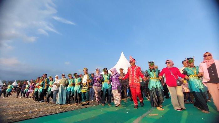 Penari Kolosal Beri Kejutan Tari Malulo Usai Tampil Spektakuler, Bupati ...