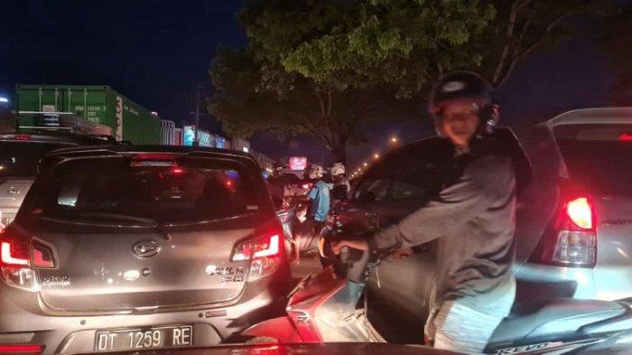 Macet Parah di Bundaran Tank Anduonohu Kendari, Pengendara Mobil Terjebak Selama Sejam ...