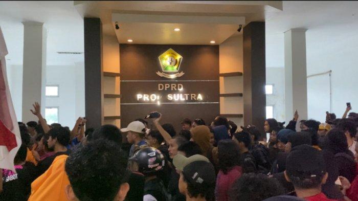 Mahasiswa di Kota Kendari Berhasil Duduki Kantor DPRD Sulawesi Tenggara Saat Demo Kawal Putusan ...
