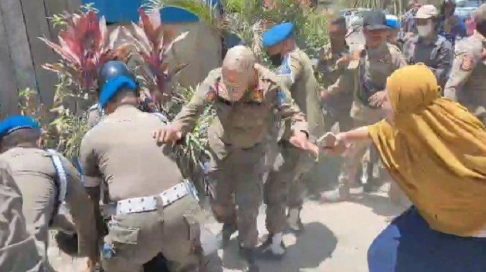 Penyebab Warga VS Satpol PP Bentrok, Gegara PLN Cabut Aliran Listrik di Kawasan RTH Kendari ...