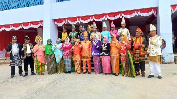 Makna Pakaian Adat Suku Tolaki, Buton dan Muna saat Upacara HUT Kota ...