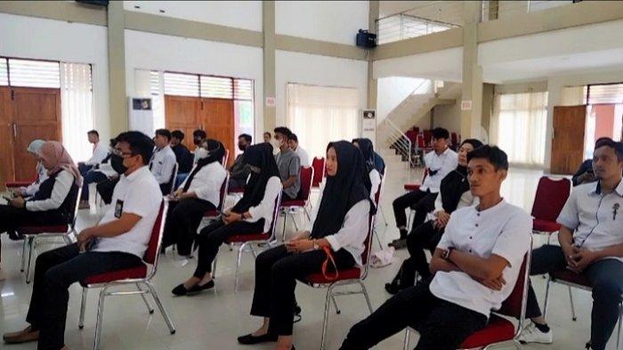 PLN UPDK Kendari Latih Warga Bikin Batako dan Paving Block Pakai Limbah Abu Batu Bara ...