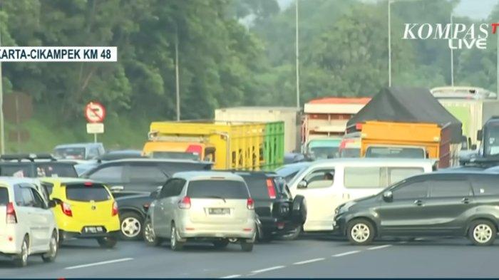 Terjebak Macet di Tol Jakarta-Cikampek, Pemudik Nekat Buka Paksa ... Terjebak Macet di Tol Jakarta-Cikampek, Pemudik Nekat Buka Paksa ...