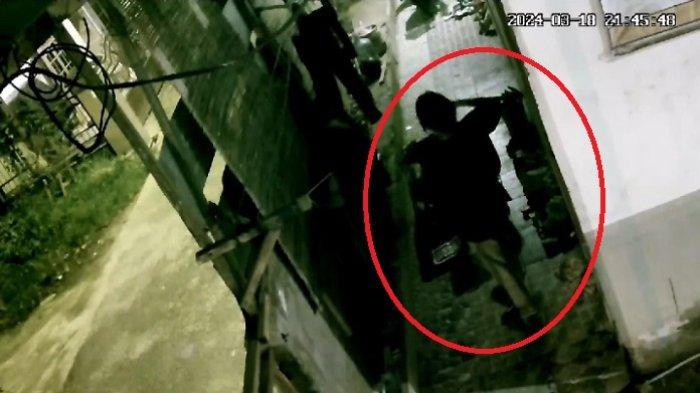 Seorang Wanita Nekat Curi Pakaian dan Sepatu di Kos-Kosan Jalan Toraja Kota Kendari, Terekam ...