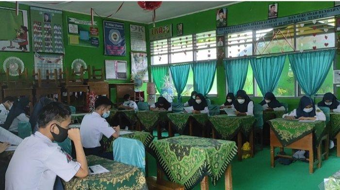 Penilaian Akhir Tahun Tatap Muka di SMP Negeri 9 Kendari Digelar dengan ...