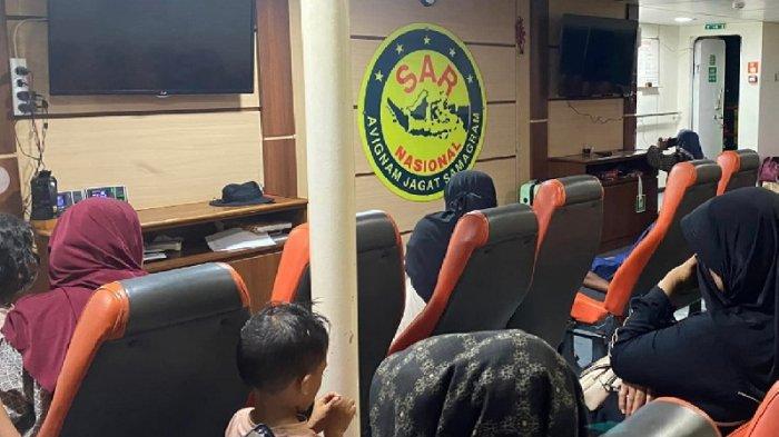 5 Jam Kandas di Perairan Wawonii, Penumpang KM Mekar Teratai Rute Wanci-Kendari Dievakuasi Tim ...