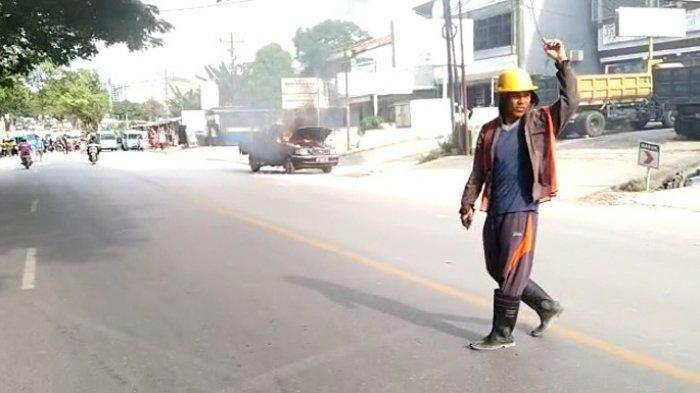 Mobil Pikap Plat Merah Terbakar di Kemaraya Kendari, Pengemudi Lari ...