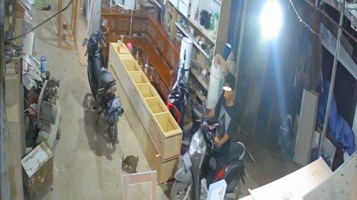 Pria Terekam CCTV Curi Motor Pemilik Mebel di Baruga Kendari Sulawesi Tenggara, Ciri-cirinya ...
