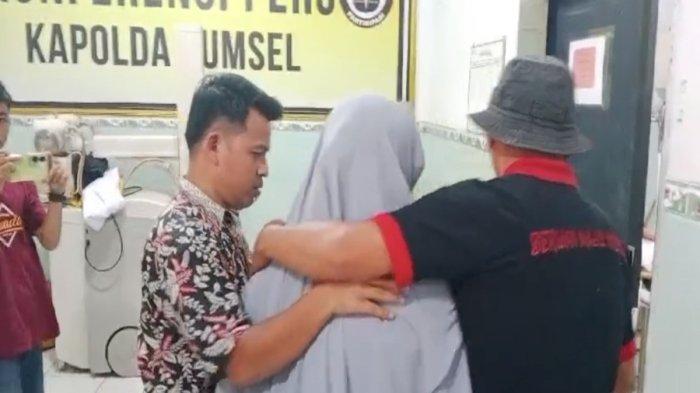 Adek Bangun Nak Tangis Histeris Ibu Mahasiswi Di Palembang Tewas