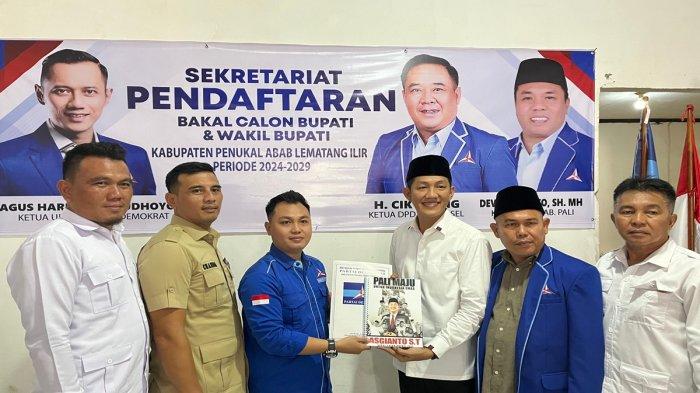 Asgianto Bakal Calon Bupati PALI Kembalikan Formulir ke 5 Parpol ...