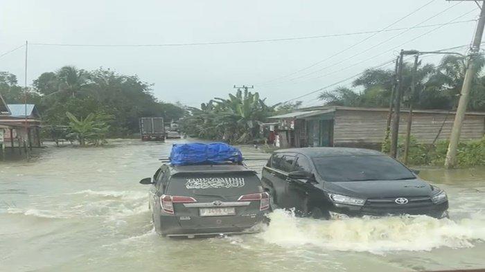 Banjir Tungkal Jaya Mulai Berangsur Surut , Kendaraan Mulai Berani Lintasi Jalintim Palembang ...