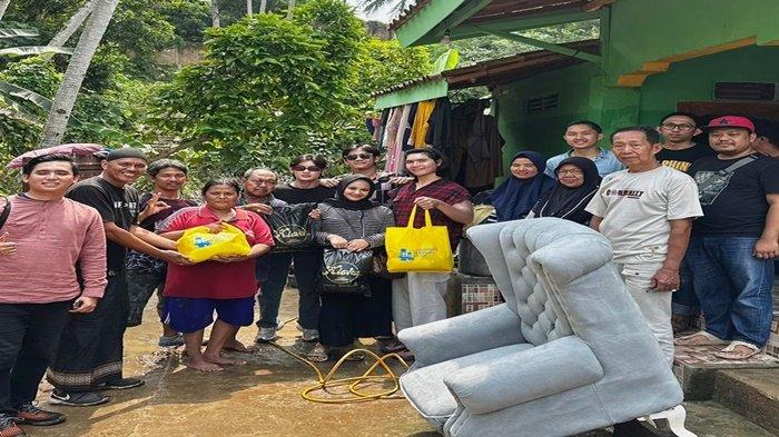 Beri Bantuan Korban Banjir di Kabupaten OKU, ILUNI UI Sumsel Beri Sembako Hingga Uang Tunai ...