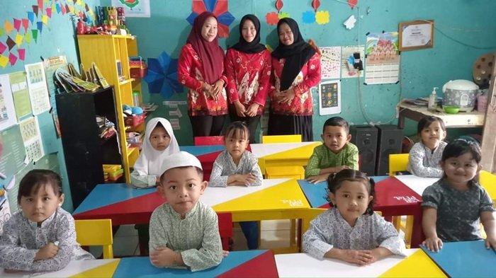 PT TeL Beri Bantuan Meja dan Kursi ke 34 PAUD/TK/KB - Tribunsumsel.com