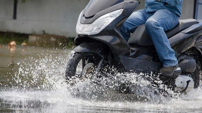 7 Tips Cara Berkendara Motor yang Benar Jika Terpaksa Terjang Banjir - Tribunsumsel.com