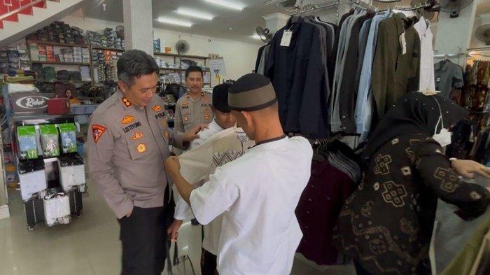 Berbagi Kebahagiaan, Kapolres Muba Ajak Puluhan Anak Yatim Piatu Beli Baju Lebaran ...