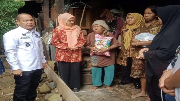 Pj Bupati Empat Lawang Beri Bantuan Rumah Warga Tertimpa Pohon di ... Pj Bupati Empat Lawang Beri Bantuan Rumah Warga Tertimpa Pohon di ...