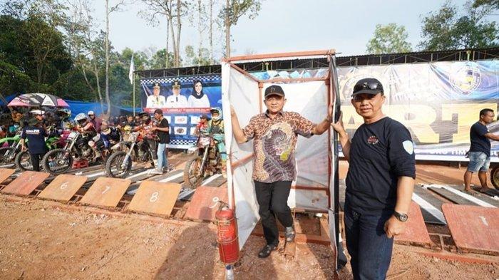 Balap Motor Trail Berlangsung Seru, Bupati Enos Tutup Kejuaraan Grass ...