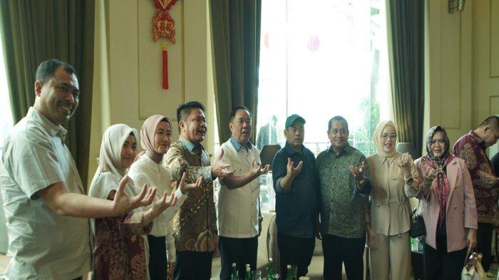 Jalani Cek Kesehatan di Kemendagri, Pasangan Askolani-Netta Ngobrol ...