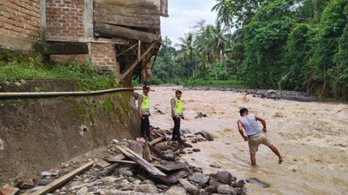 Curah Hujan Tinggi, 6 Dapur Rumah Warga di Empat Lawang Hanyut Terseret Air Sungai Musi ...