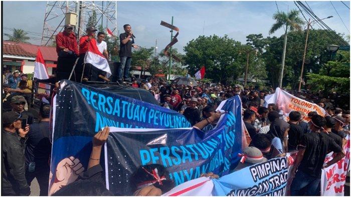 Demo Massa Persatuan Penyuling Minyak Muba di Kantor Bupati, Minta Jaminan Keamanan ...