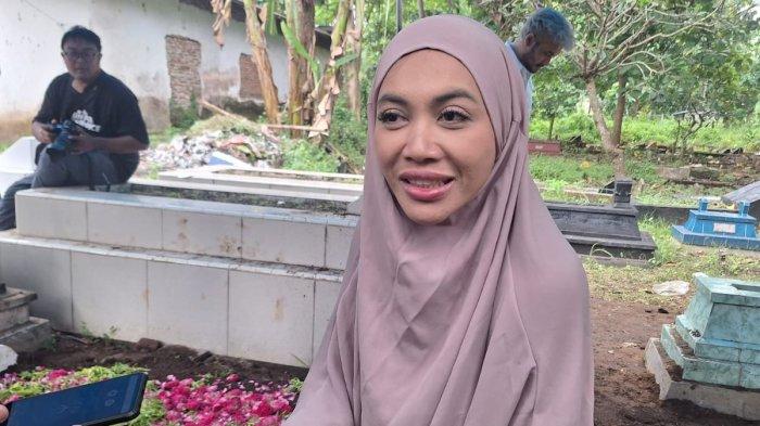 Cerita Denada Nyetir Sendirian Selama 6 Jam Demi Temui Ibunda yang Telah Berpulang - Halaman all ...