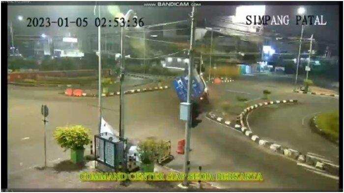 Detik-detik Truk Kontainer Kecelakaan di Simpang Patal Palembang ...