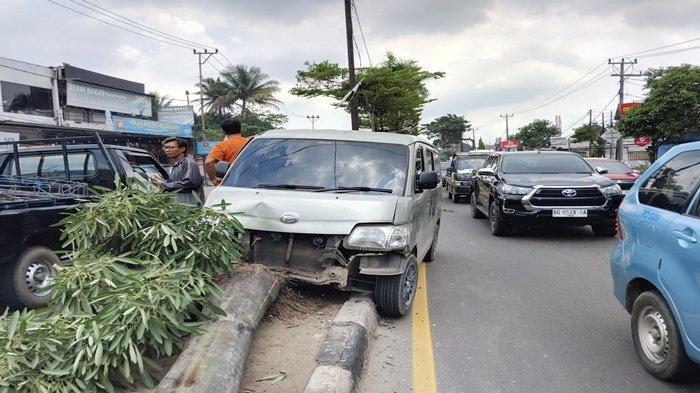 Diduga Sopir Ngantuk, Mobil Daihatsu Gran Max Tabrak Median Jalan di Jalan Basuki Rahmat ...